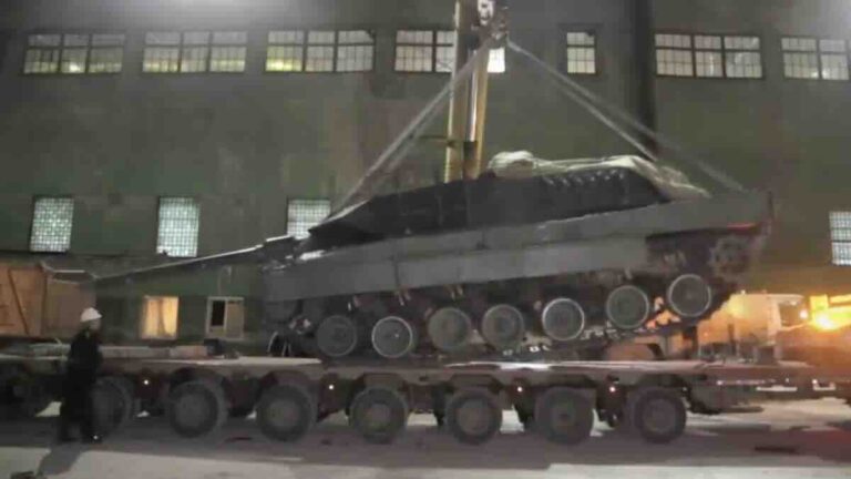 "Ispravan i sa punim bojevim kompletom": Ruski T-80 odvukao još jedan ...