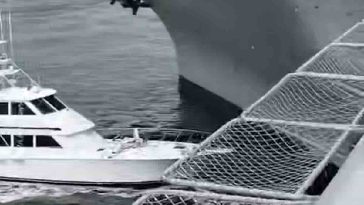 Pijani kapetan jahtom udario u nosač aviona USS Midway u San Dijegu ...